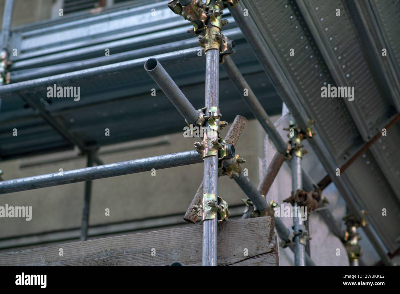 buildings: in construction, the scaffolding is safe if made according ...