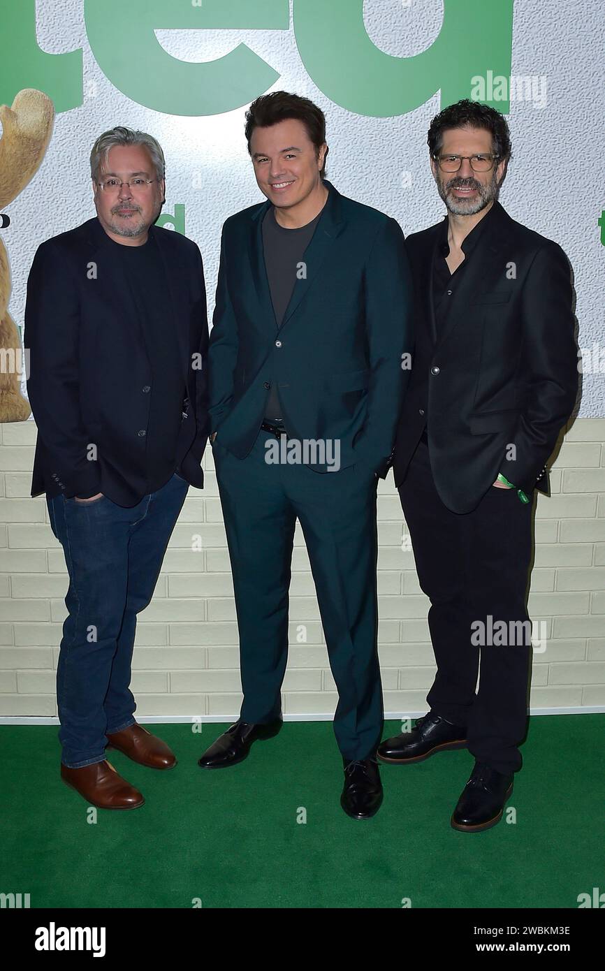 Paul Corrigan, Seth MacFarlane und Brad Walsh bei der Premiere der Peacock Serie 'Ted' im AMC ...