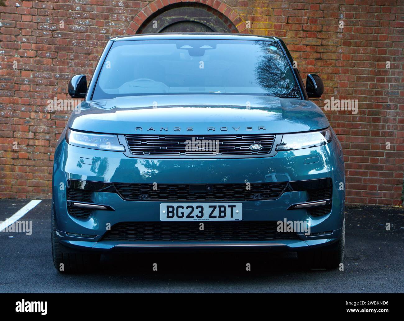 Green range rover hi-res stock photography and images - Alamy