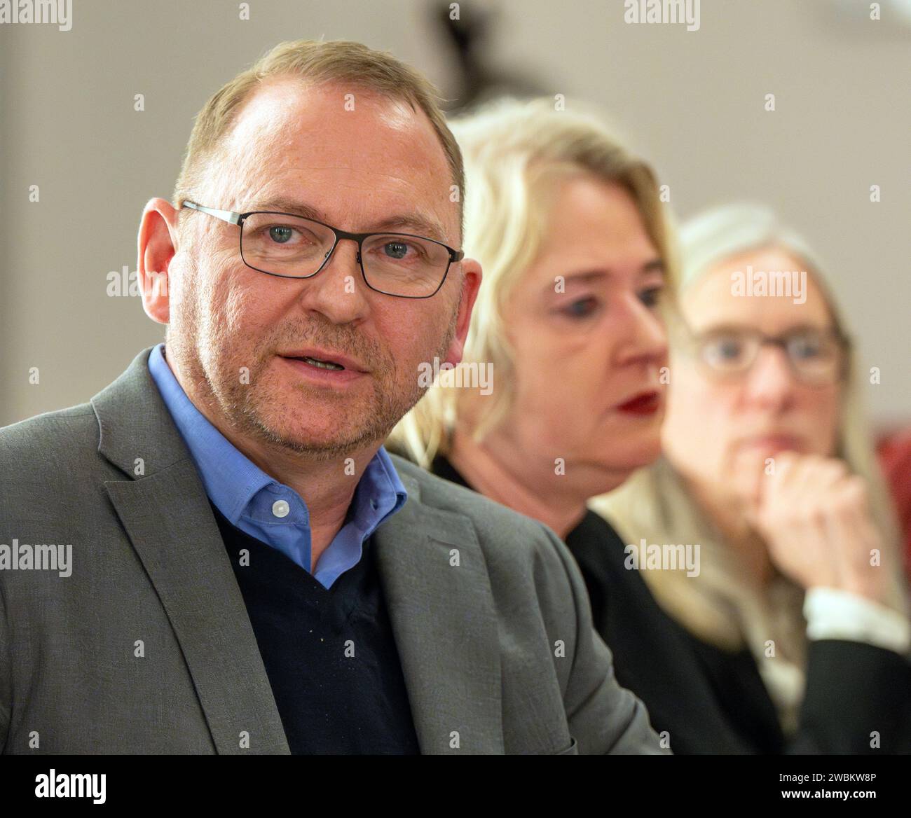 Berlin, Germany. 10th Jan, 2024. Frank Werneke (l), Chairman of the ...