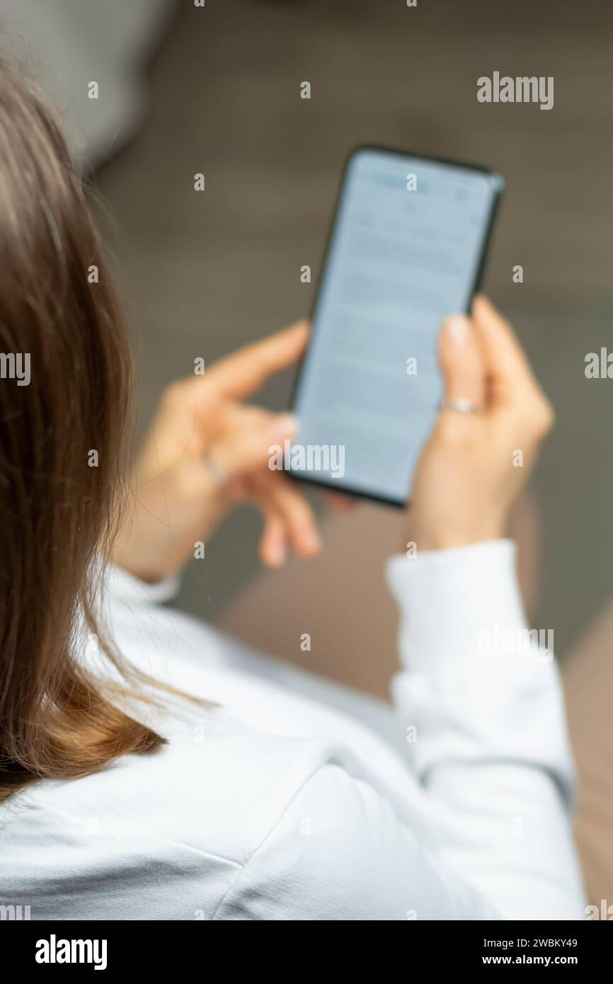 Holding phone and reading hi-res stock photography and images - Alamy