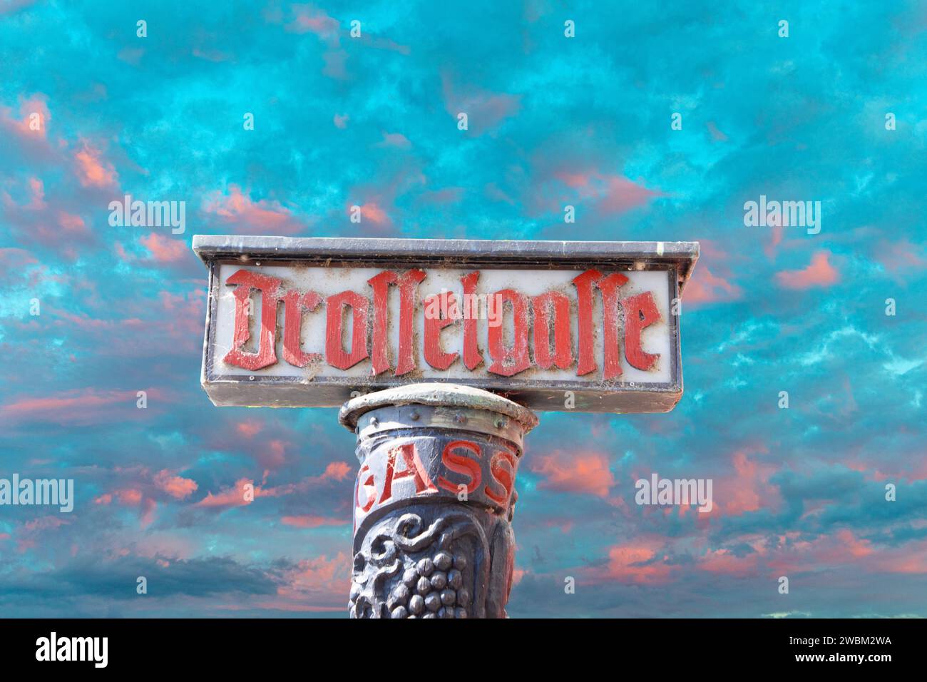 Drosselgasse lane and sign in Ruedesheim at the middle Rhine Stock ...