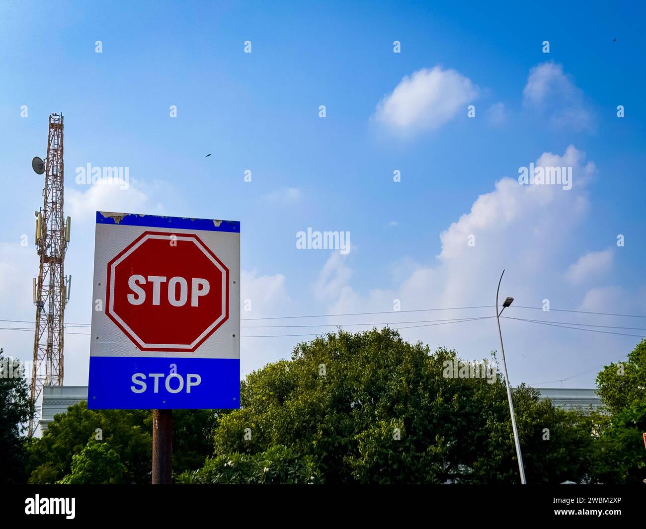 Traffic sign indicating drivers must come to a complete stop in the ...