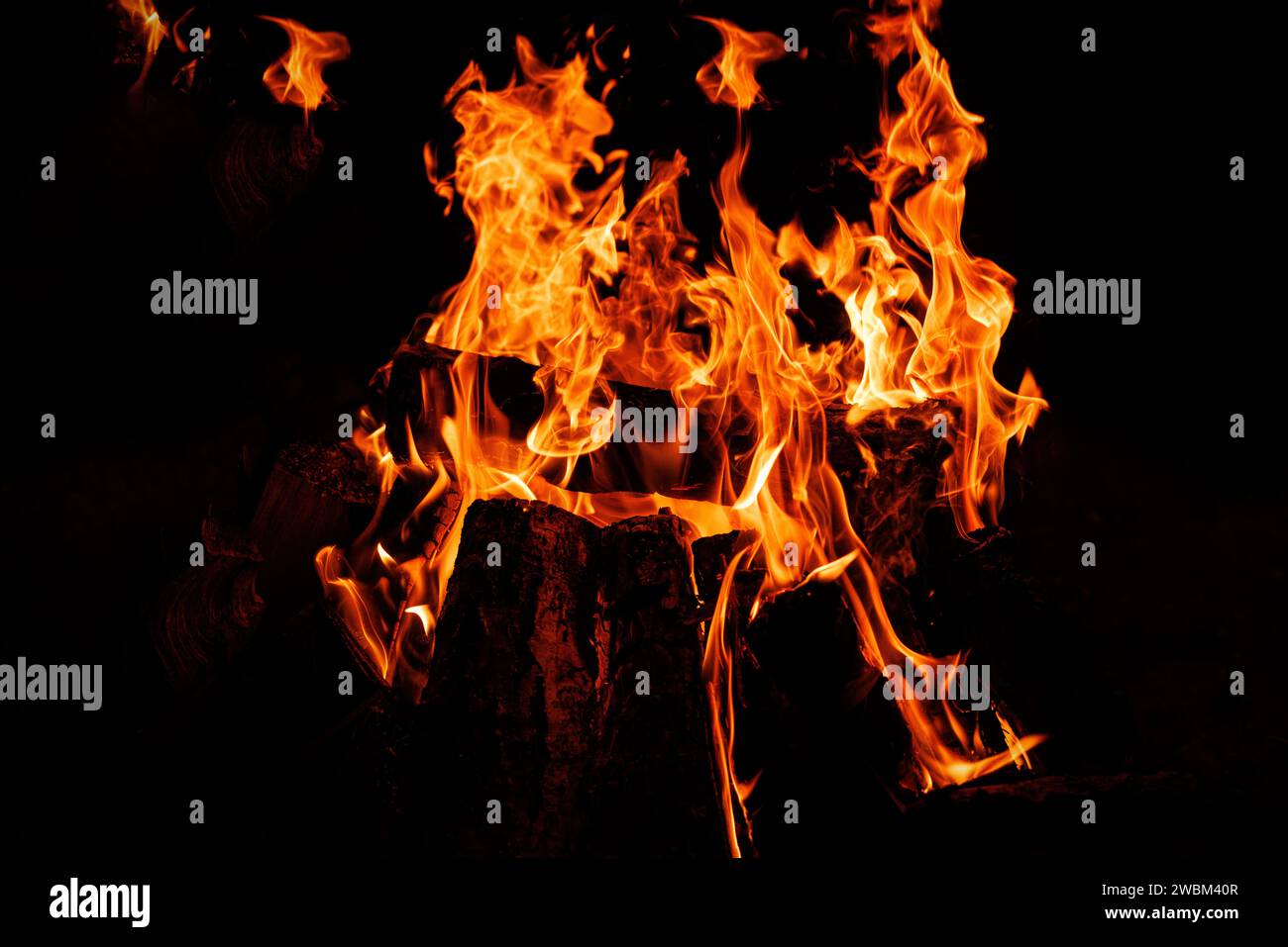 Burning bonfire hot flickering hi-res stock photography and images - Alamy