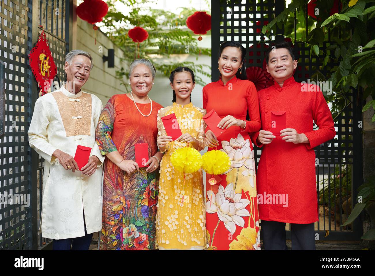 Happy Vietnamese family reunited to celebrate Lunar New Year Stock ...