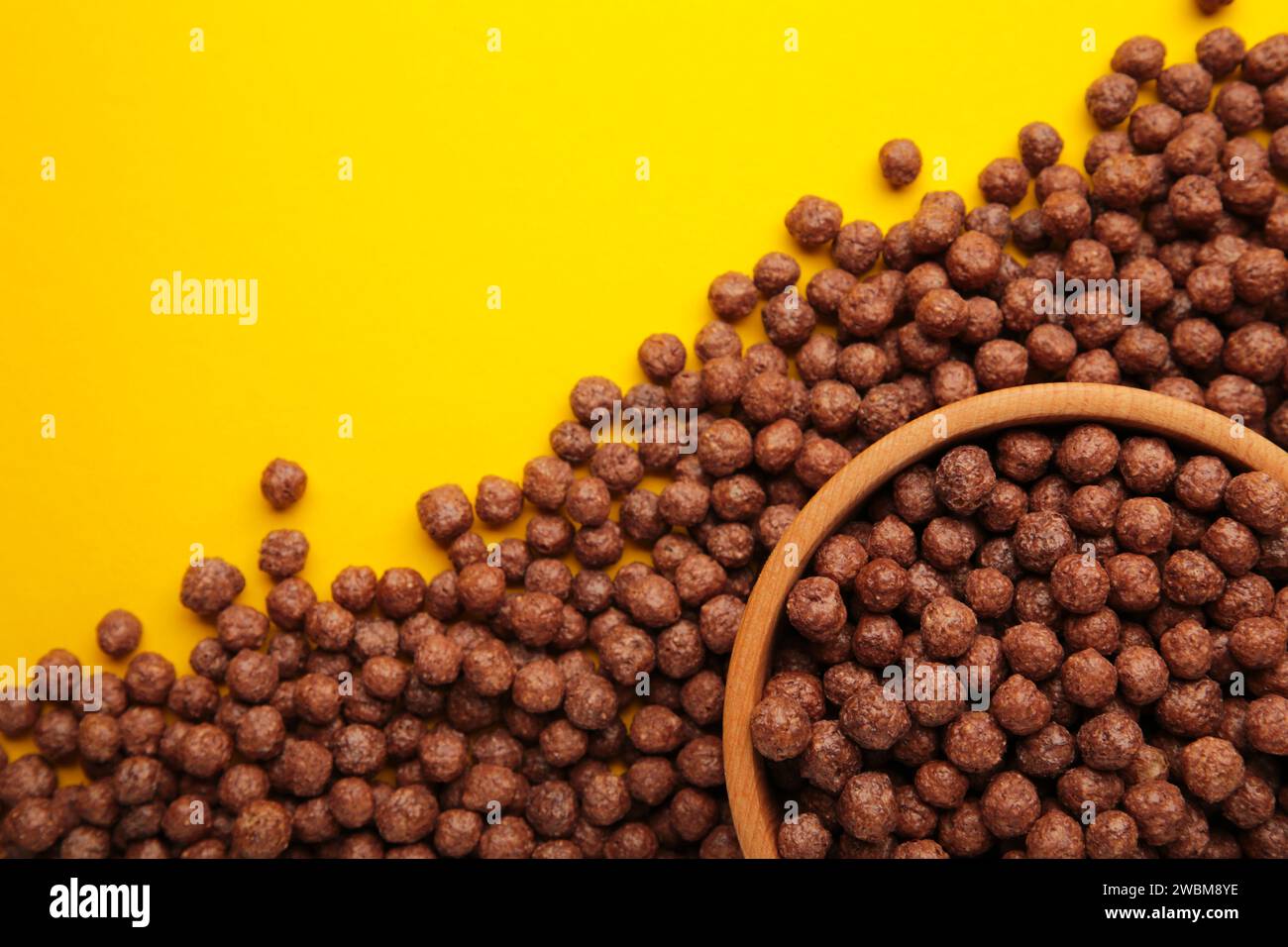 Corn grains falling wooden bowl hi-res stock photography and images - Alamy