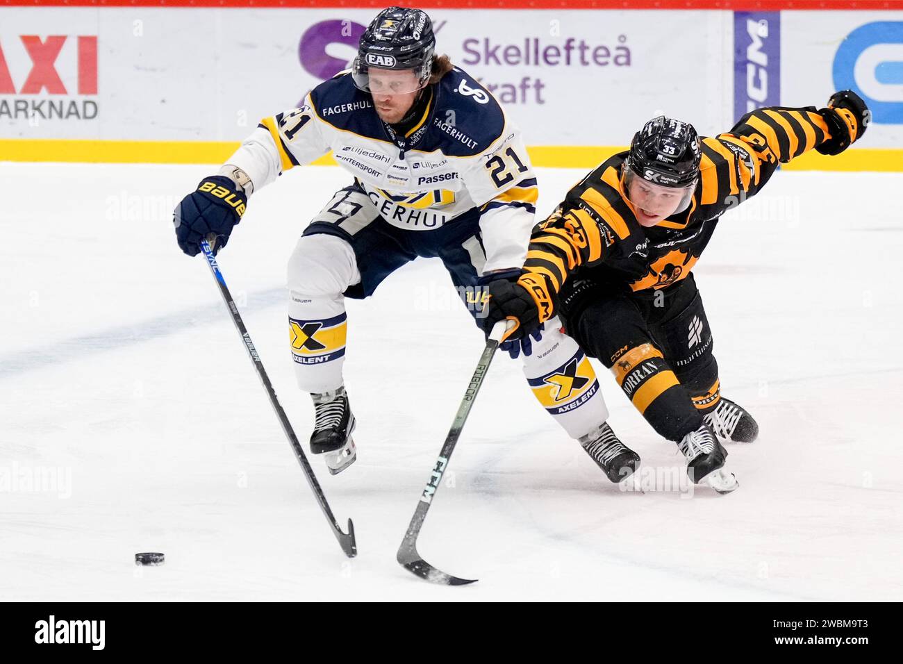 240111 HV71s Mattias Tedenby och Skellefteås Zeb Forsfjäll under ishockeymatchen i SHL mellan ...