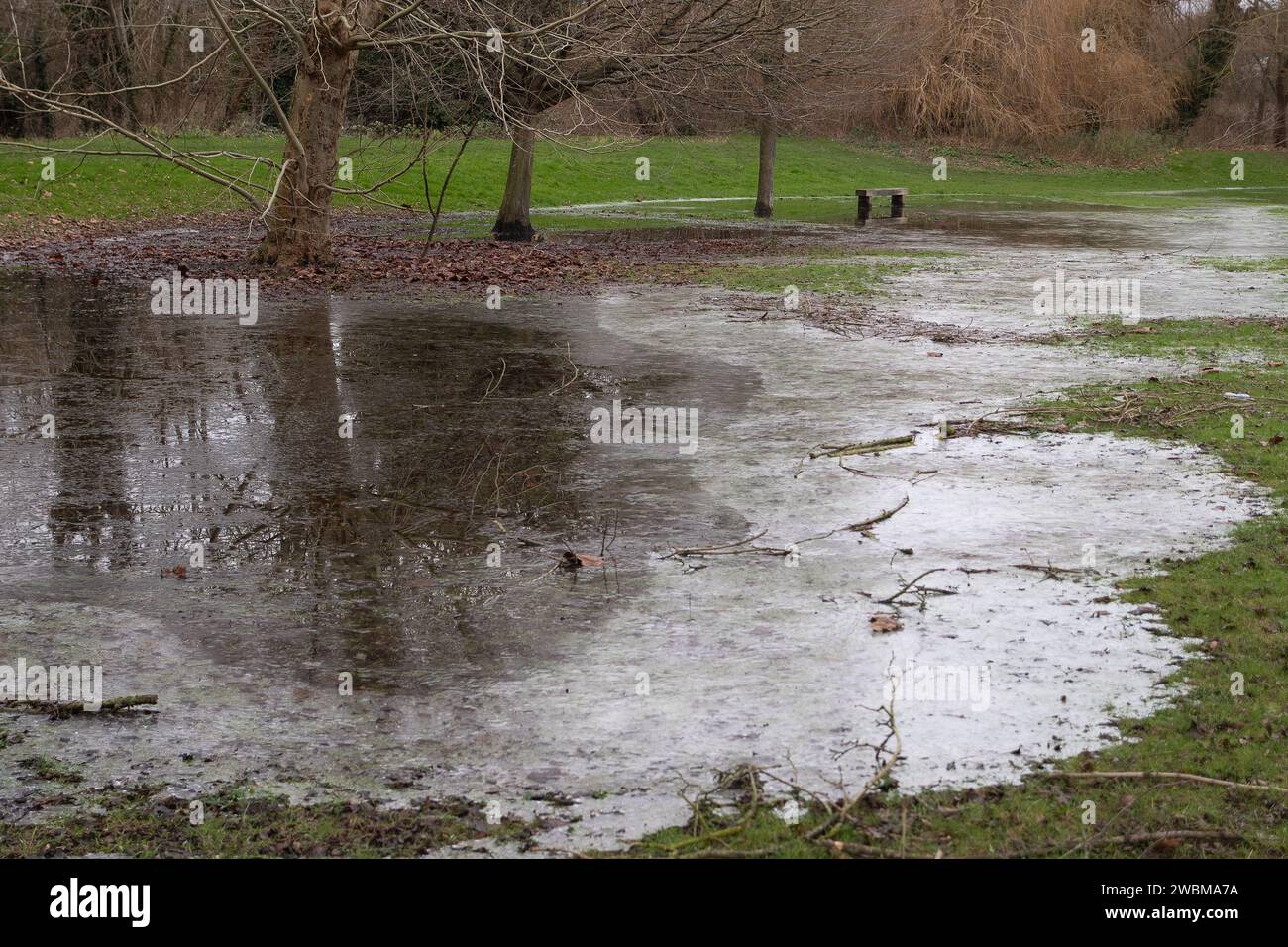 Colnbrook, Slough, UK. 11th January, 2024. Floodwater turns to ice in ...