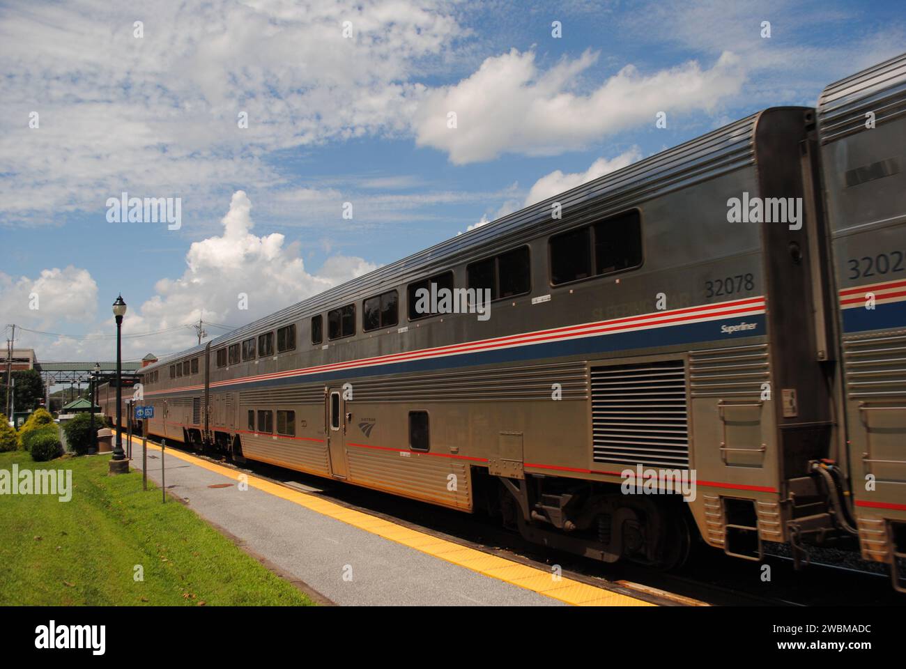 Amtrak train at station hi-res stock photography and images - Alamy