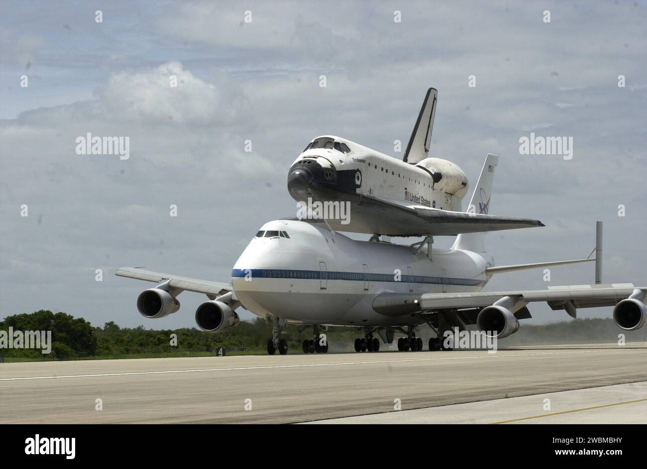 KENNEDY SPACE CENTER, FLA. -- Orbiter Endeavour returns to KSC’s ...