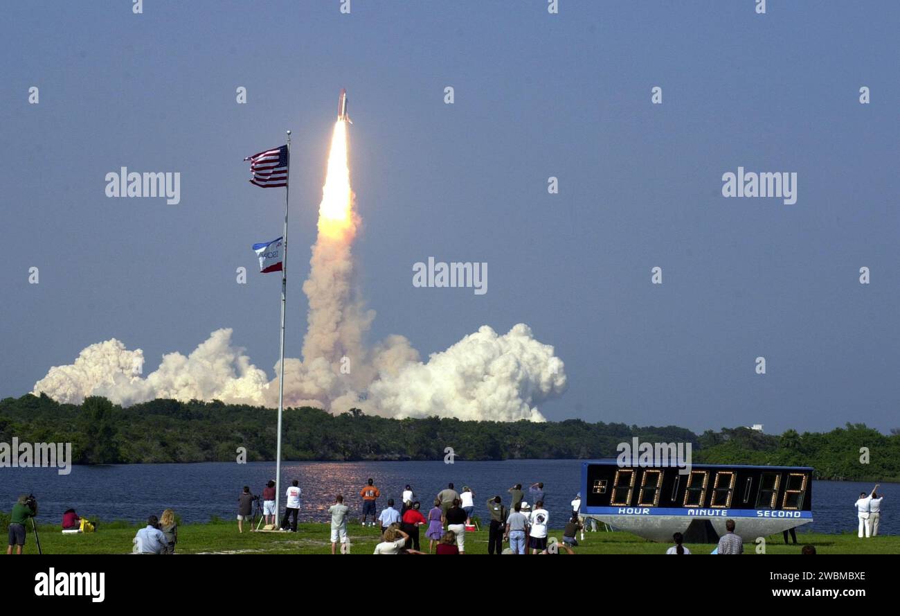 KENNEDY SPACE CENTER, Fla. -- As Space Shuttle Discovery roars into the ...
