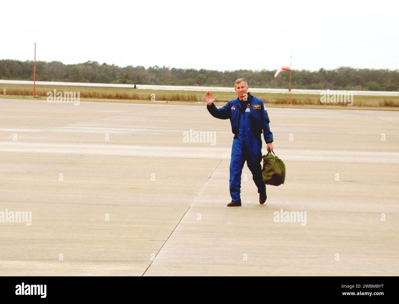KENNEDY SPACE CENTER, FLA. -- STS-98 Commander Ken Cockrell waves as he ...