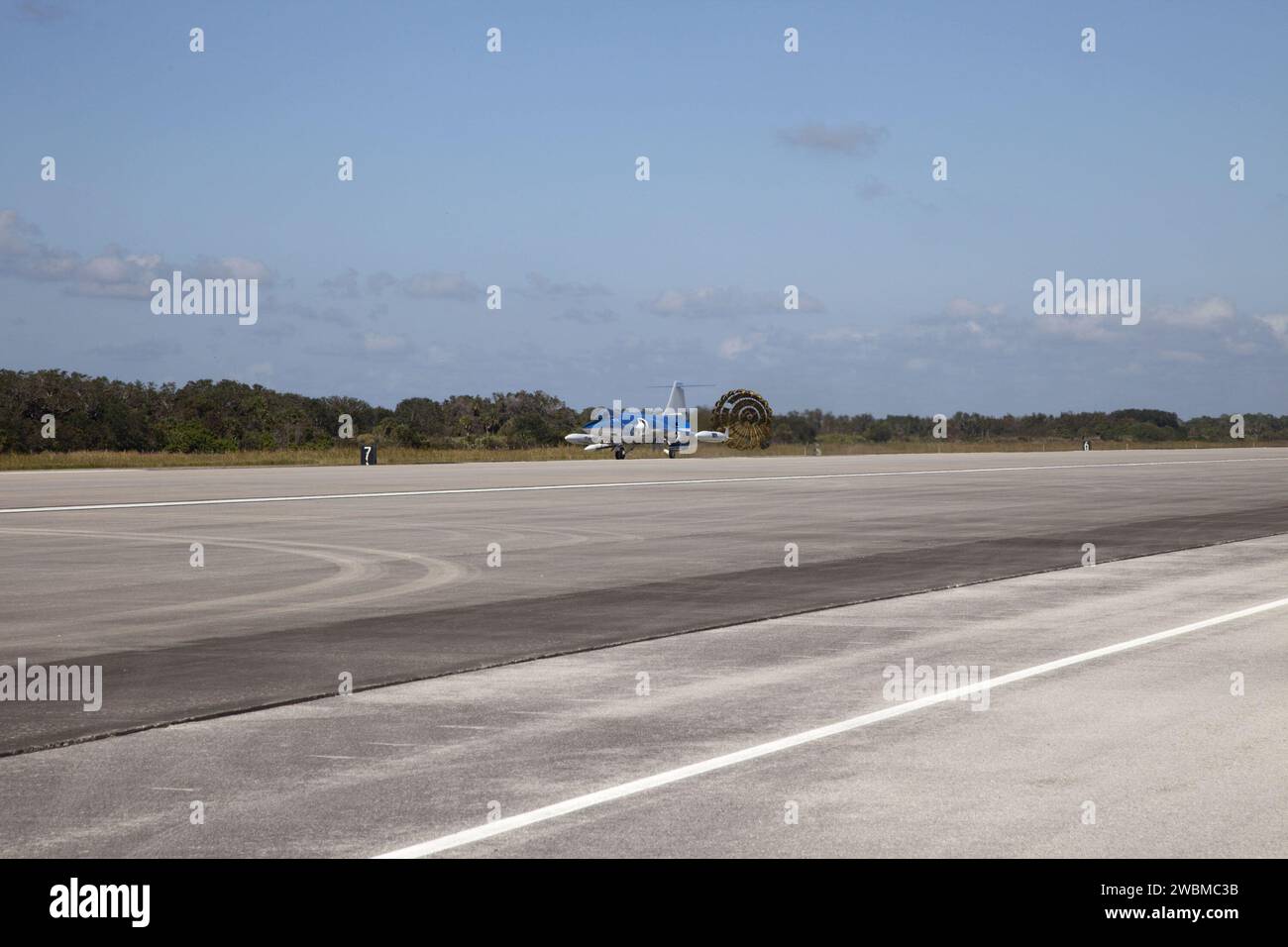 CAPE CANAVERAL, Fla. – On the runway at the Shuttle Landing Facility ...