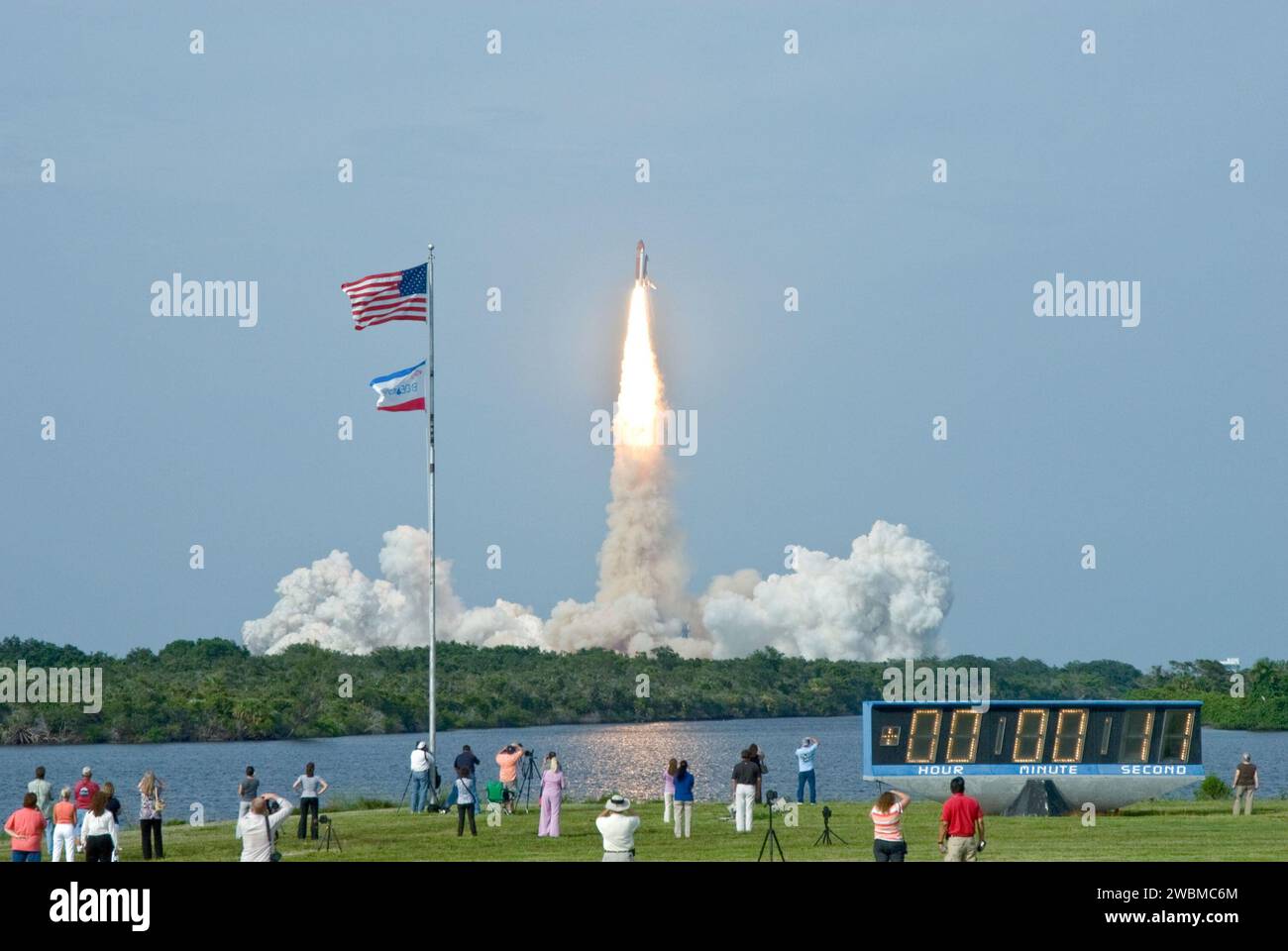 STS127-S-013 (15 July 2009) --- Space Shuttle Endeavour and its seven ...