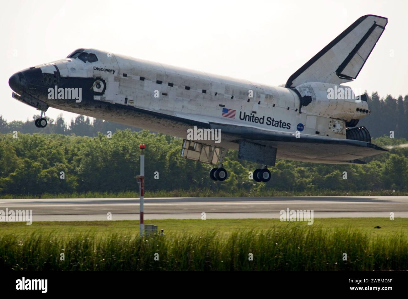 Space shuttle Discovery lands on Runway 33 at Kennedy Space Center ...