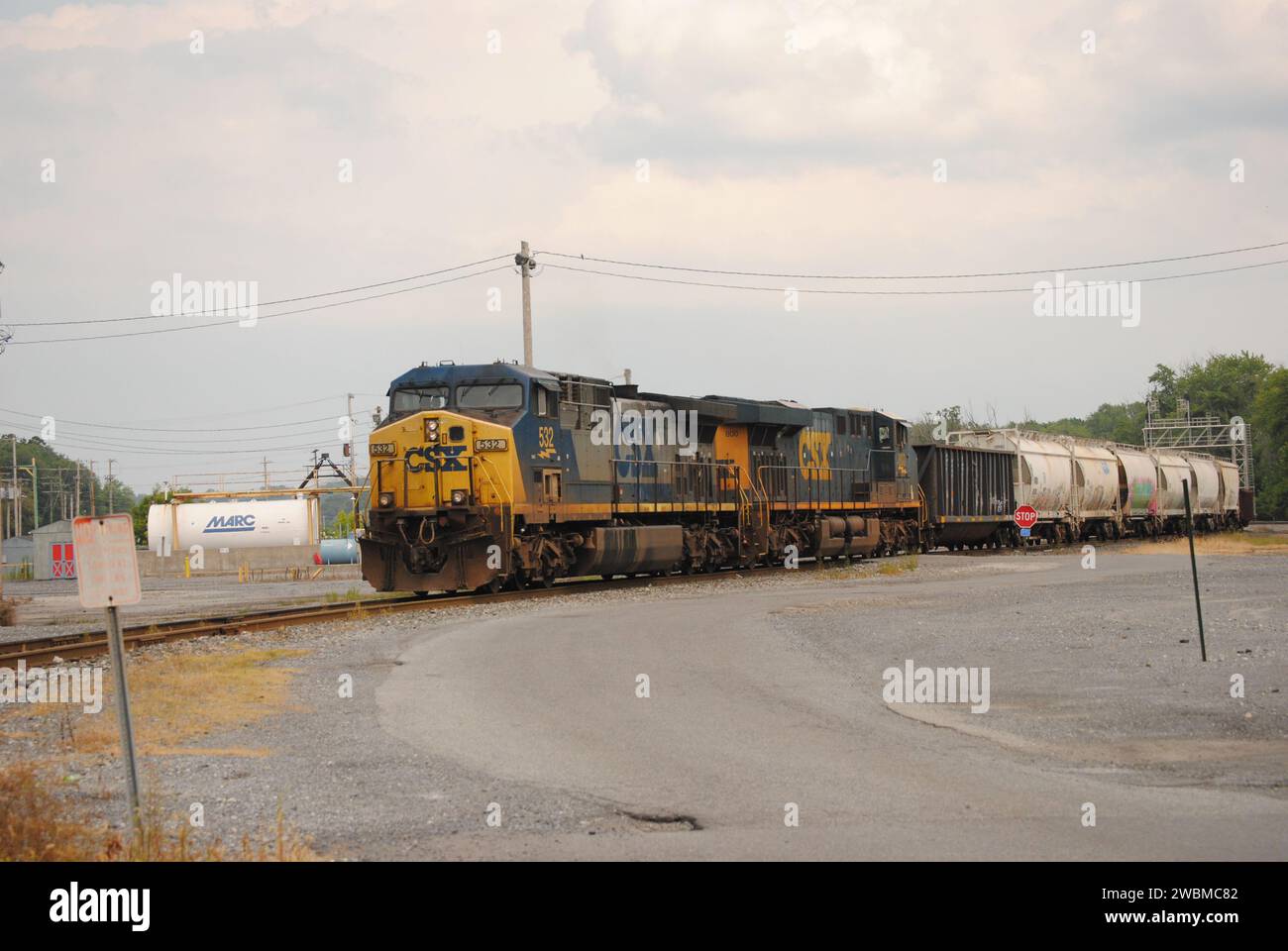A CSX train at the Brunswick, MD train station/depot, shunting freight ...