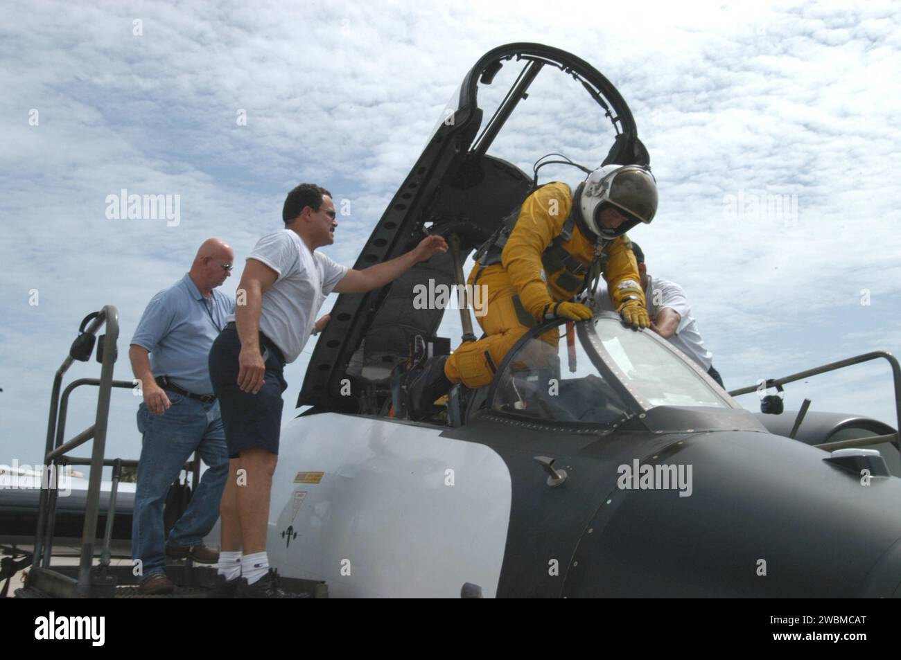 KENNEDY SPACE CENTER, FLA. - NASA pilot Rick Hull climbs into the ...