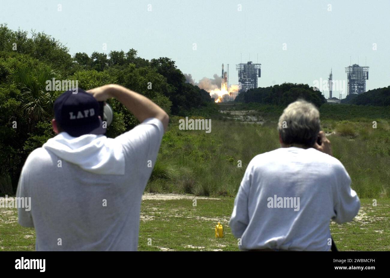 KENNEDY SPACE CENTER, Fla. -- Photographers take aim as the Boeing ...