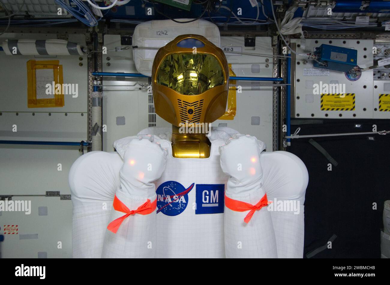 Robonaut 2 humanoid robot hi-res stock photography and images - Alamy