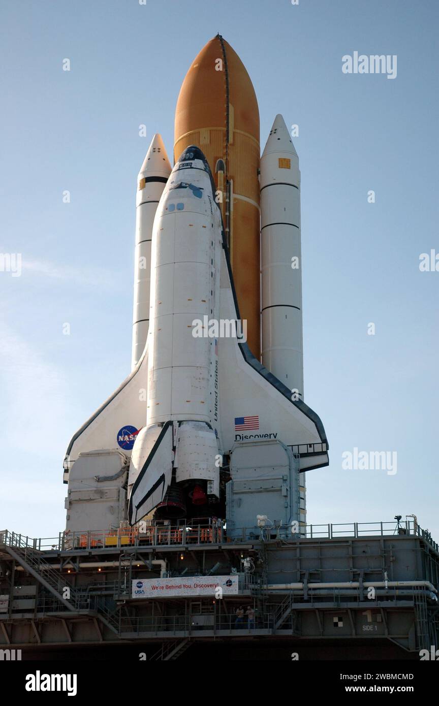 KENNEDY SPACE CENTER, FLA. - Space Shuttle Discovery, atop a Mobile ...