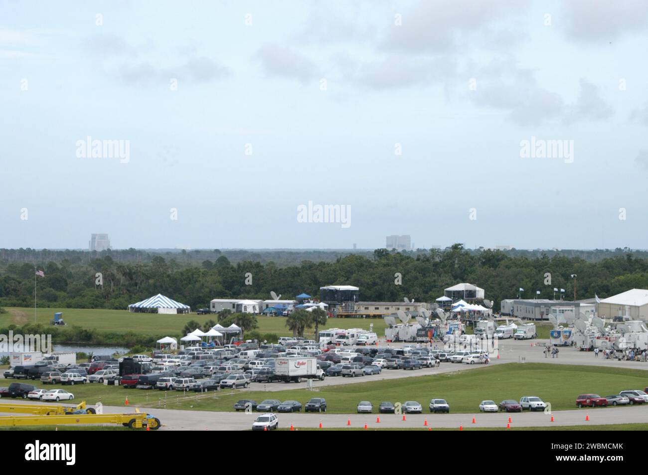 KENNEDY SPACE CENTER, FLA. - In the lower parking lot at the NASA News ...