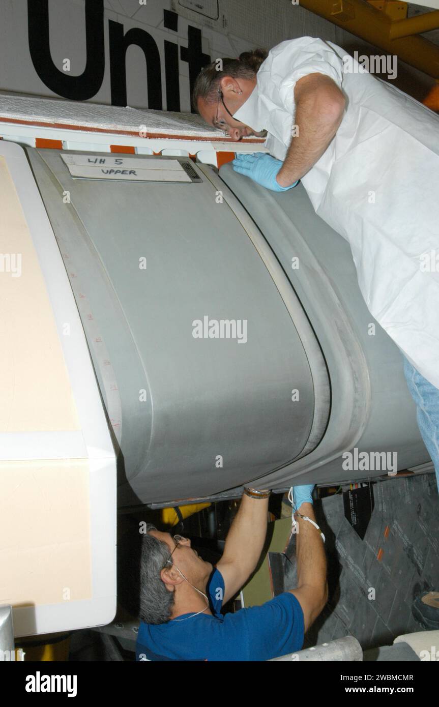 KENNEDY SPACE CENTER, FLA. - In the Orbiter Processing Facility, Matt ...