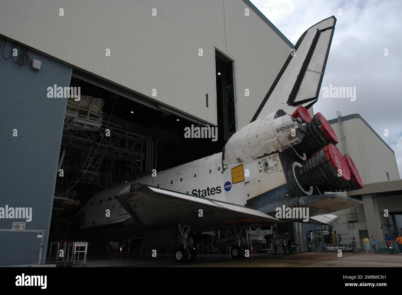 KENNEDY SPACE CENTER, FLA. - Atlantis rolls into NASA Kennedy Space ...
