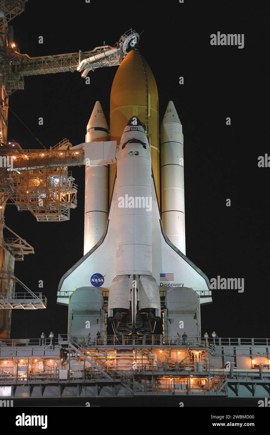 KENNEDY SPACE CENTER, FLA. - Lights on Launch Pad 39B put Space Shuttle ...