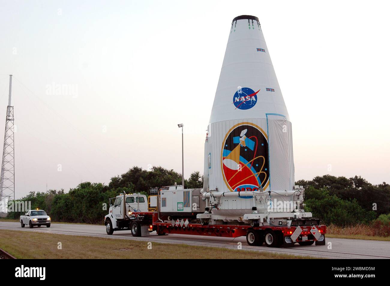 KENNEDY SPACE CENTER, FLA. - As dawn arrives, the encapsulated Mars ...