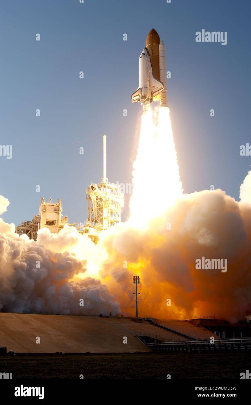CAPE CANAVERAL, Fla. -- Space shuttle Discovery lifts off from Launch ...