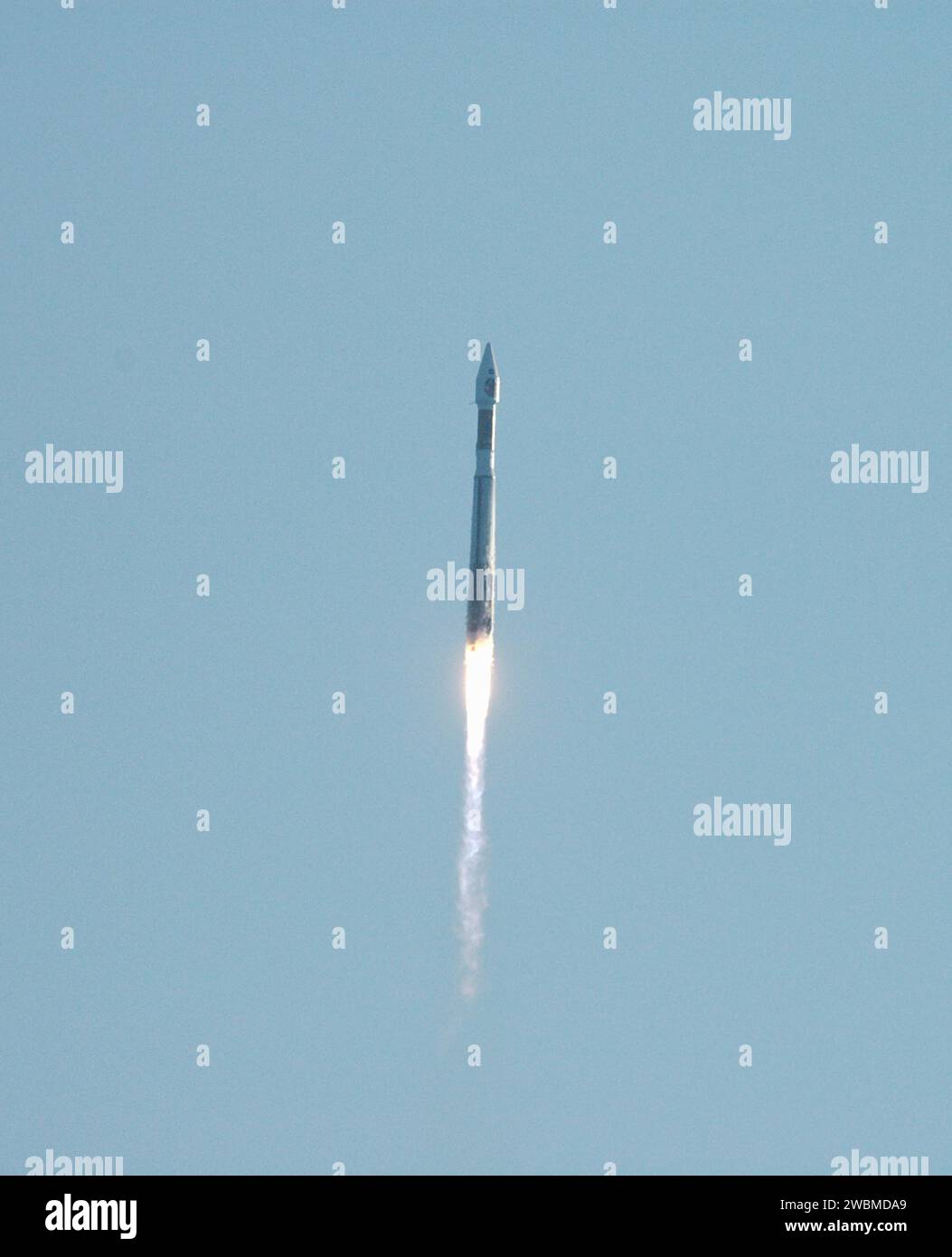 KENNEDY SPACE CENTER, FLA. - NASA's Mars Reconnaissance Orbiter (MRO ...