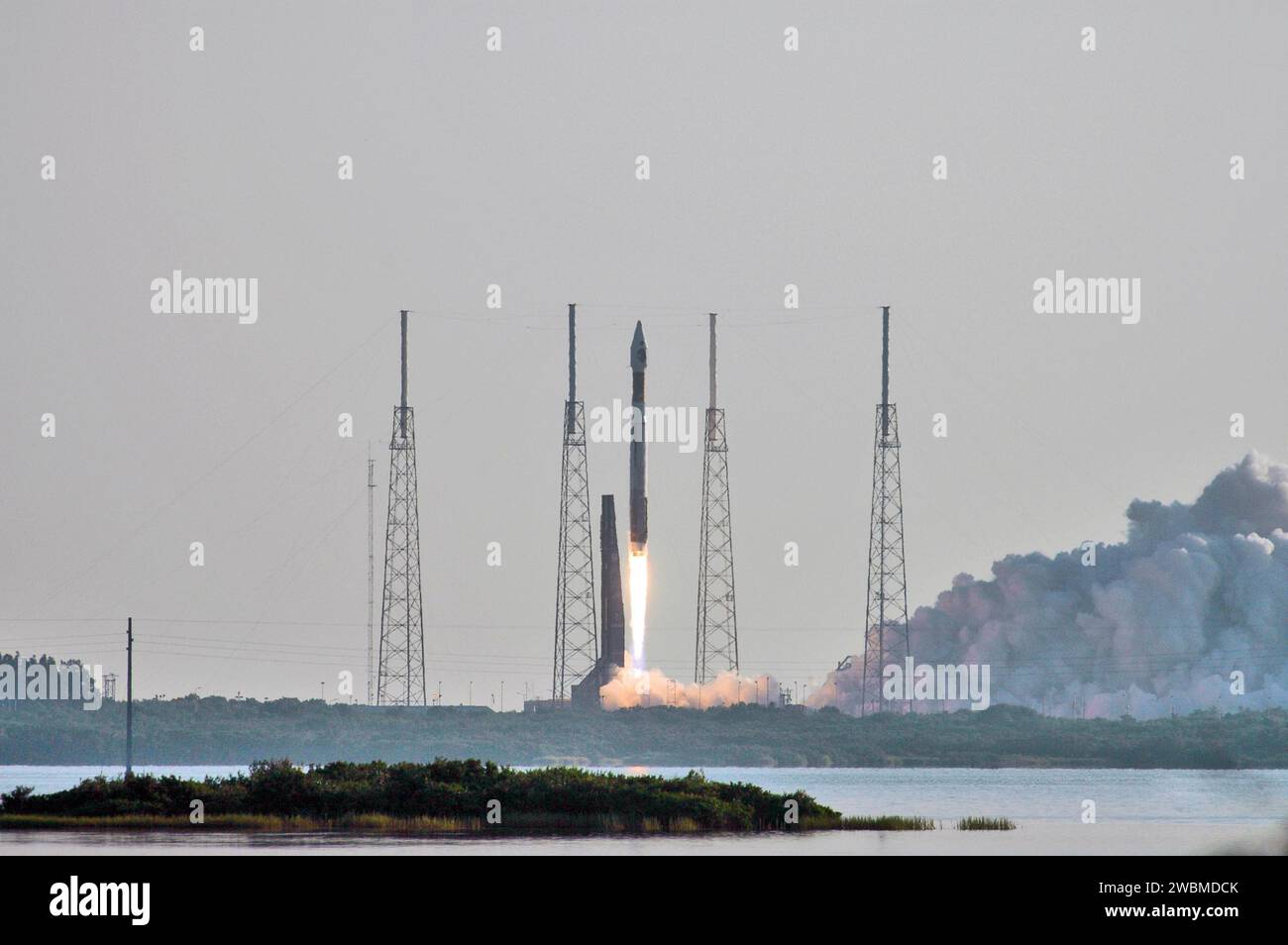 KENNEDY SPACE CENTER, FLA. - NASA's Mars Reconnaissance Orbiter (MRO ...