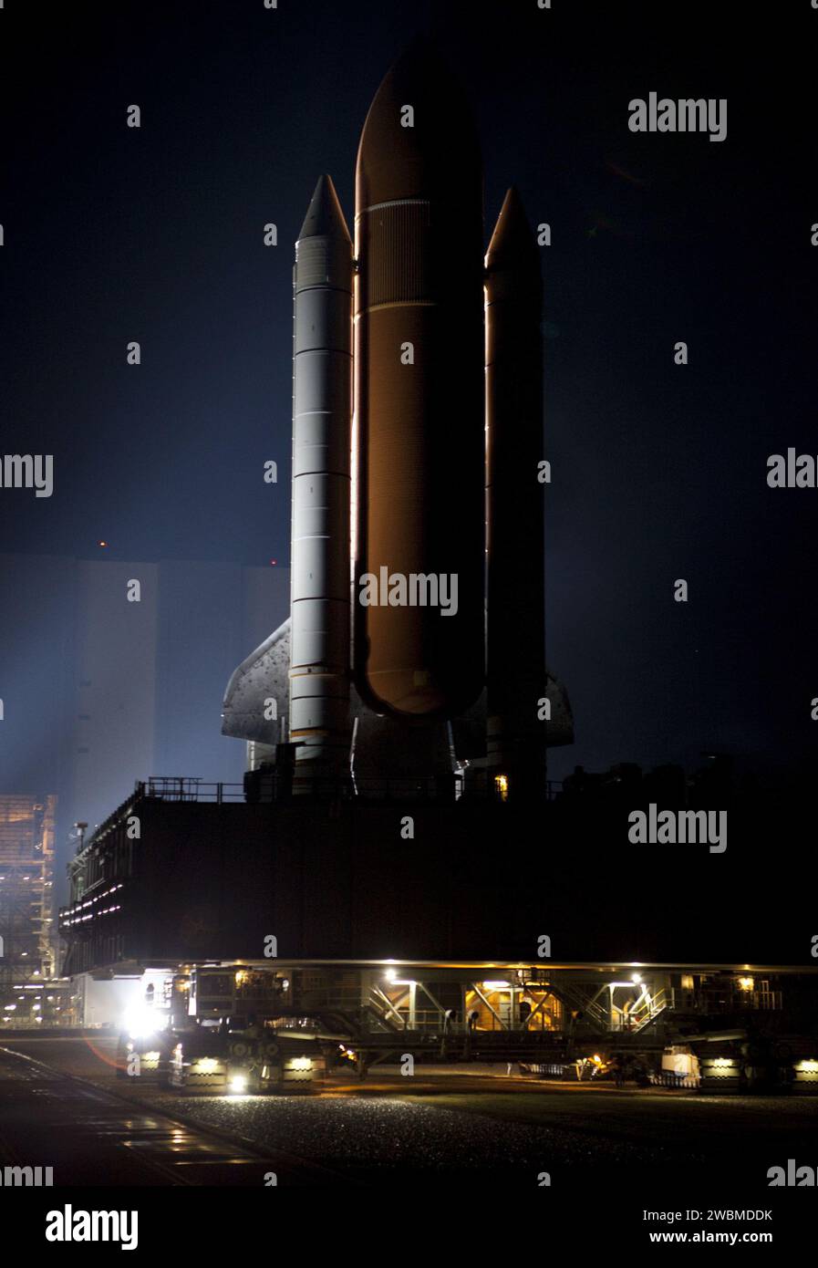 CAPE CANAVERAL, Fla. -- Xenon lights illuminate space shuttle Discovery ...