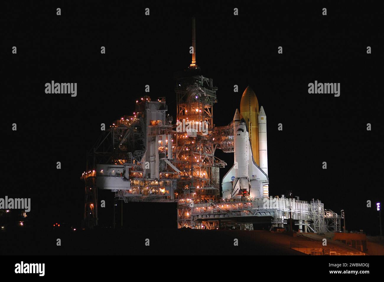 KENNEDY SPACE CENTER, FLA. - In the early morning hours, Space Shuttle ...
