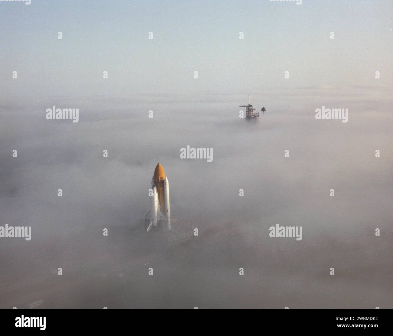 Space shuttle challenger 1983 hi-res stock photography and images - Alamy