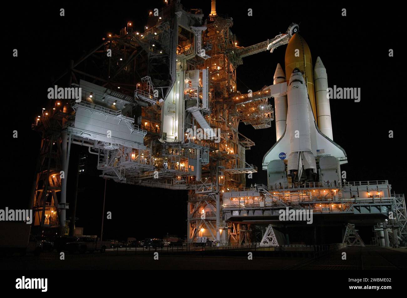 KENNEDY SPACE CENTER, FLA. - Lights on Launch Pad 39B put Space Shuttle ...