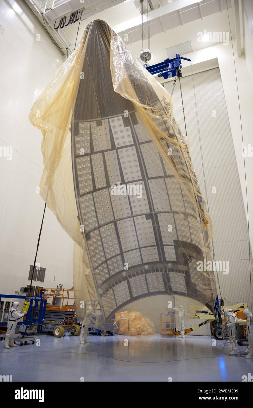 CAPE CANAVERAL, Fla. -- In the Payload Hazardous Servicing Facility at ...