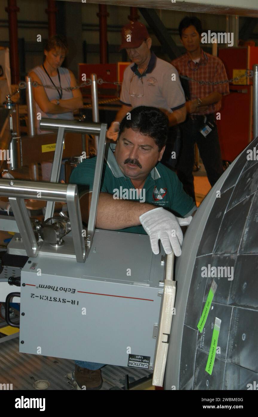 KENNEDY SPACE CENTER, FLA. - In NASA Kennedy Space Center’s Orbiter ...