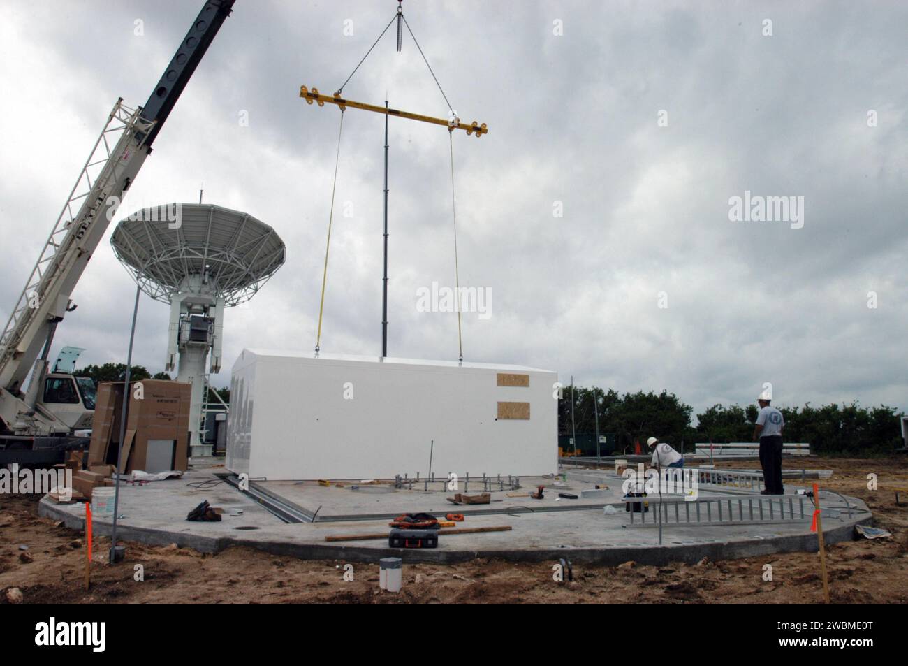 KENNEDY SPACE CENTER, FLA. - Equipment is delivered for installation of ...