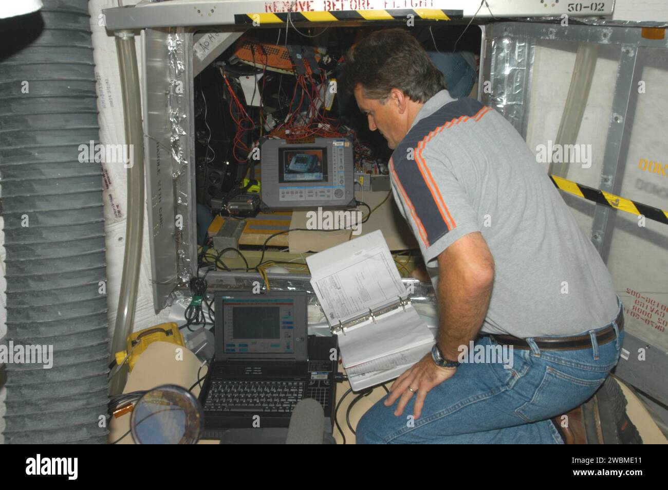 KENNEDY SPACE CENTER, FLA. - Bill Drier, NASA, is conducting ...