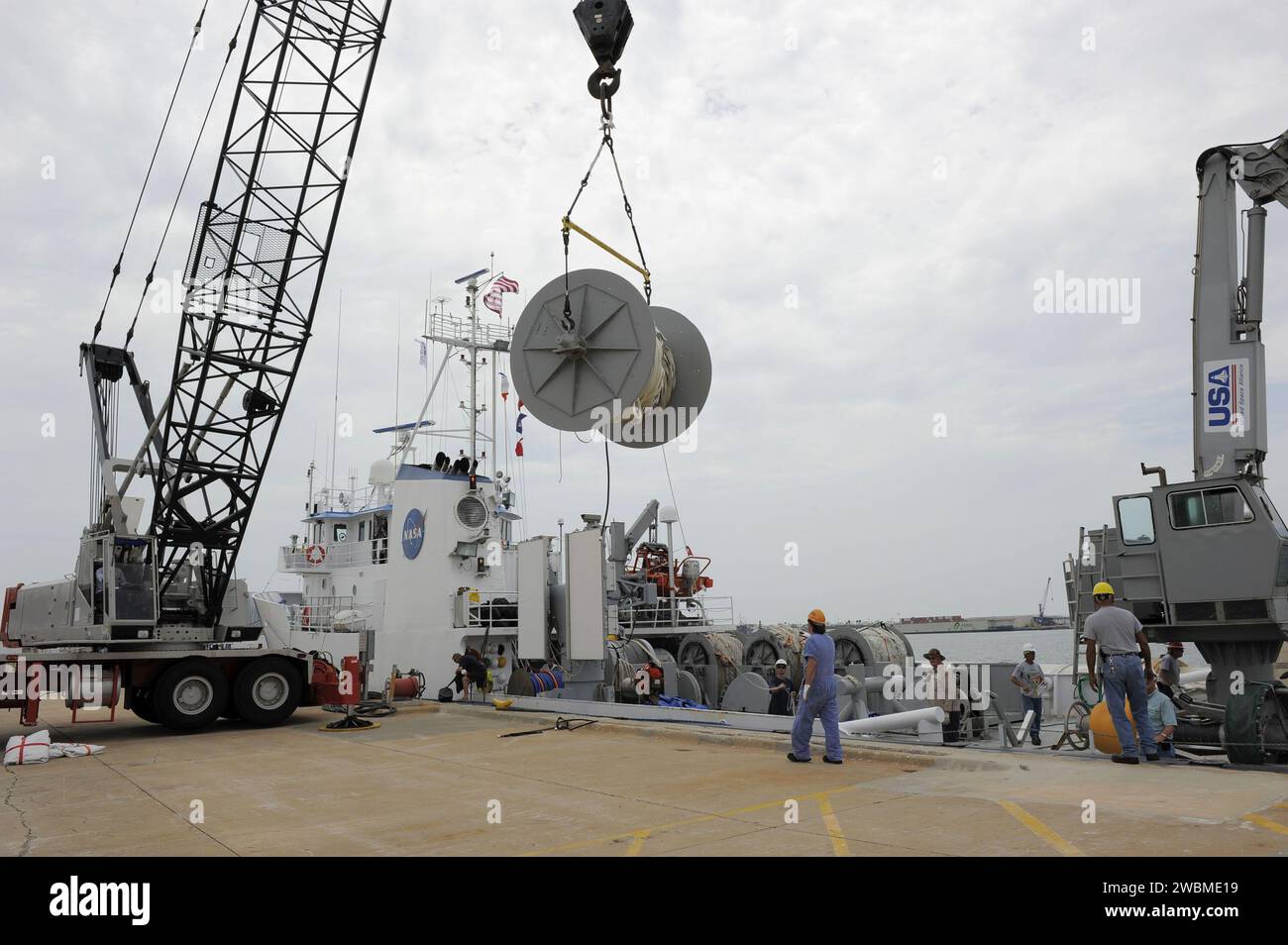 CAPE CANAVERAL, Fla. – A crane working from the dock at Hangar AF at ...
