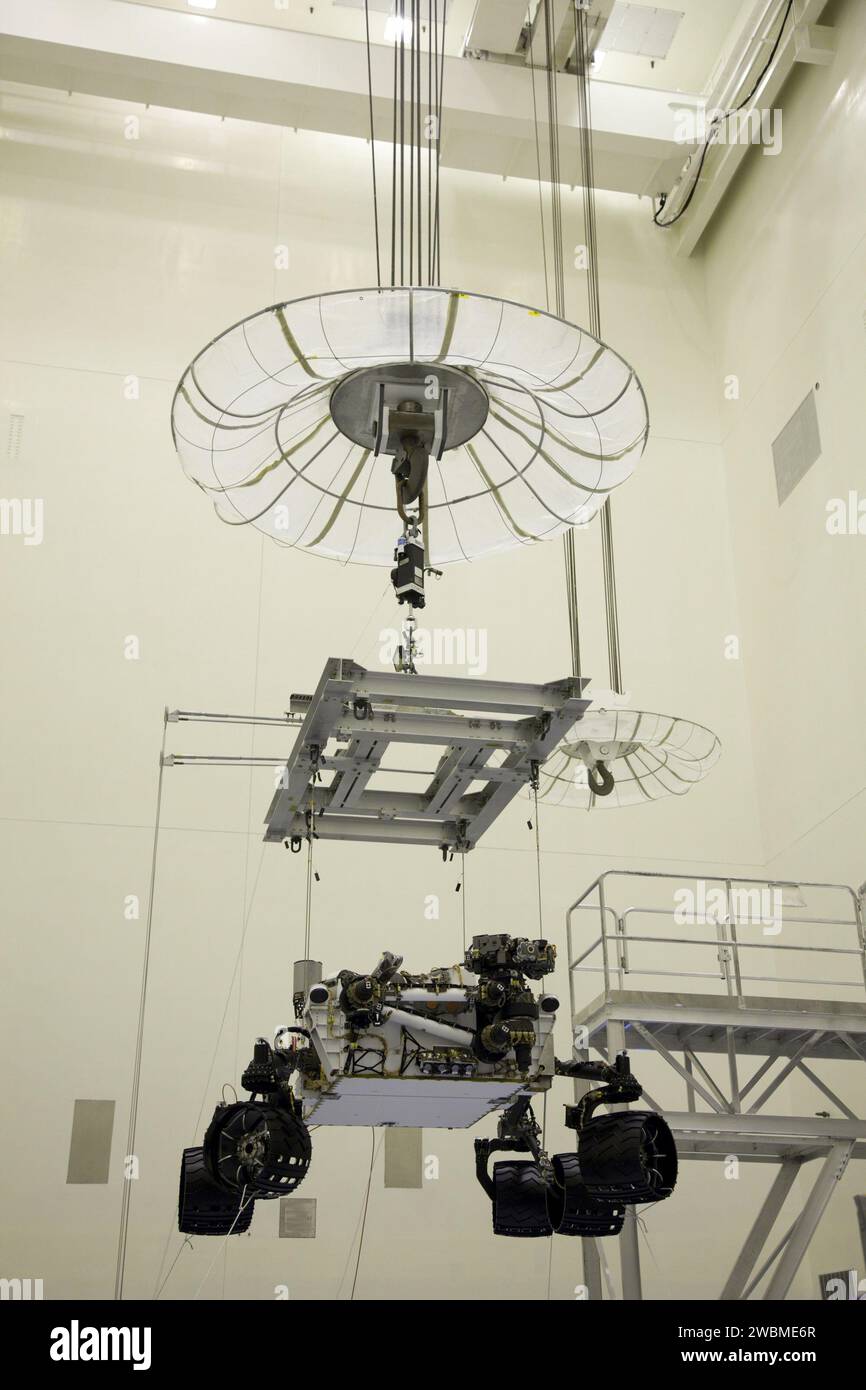 Cape Canaveral, Fla. -- Technicians, at the Payload Hazardous Servicing ...
