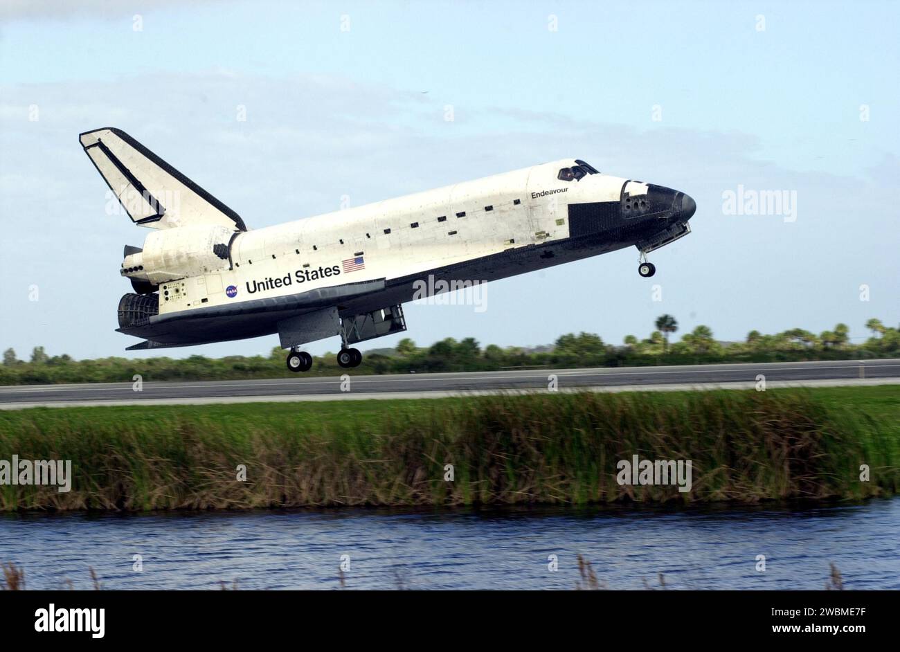 KENNEDY SPACE CENTER, FLA. -- Orbiter Endeavour approaches touchdown on ...