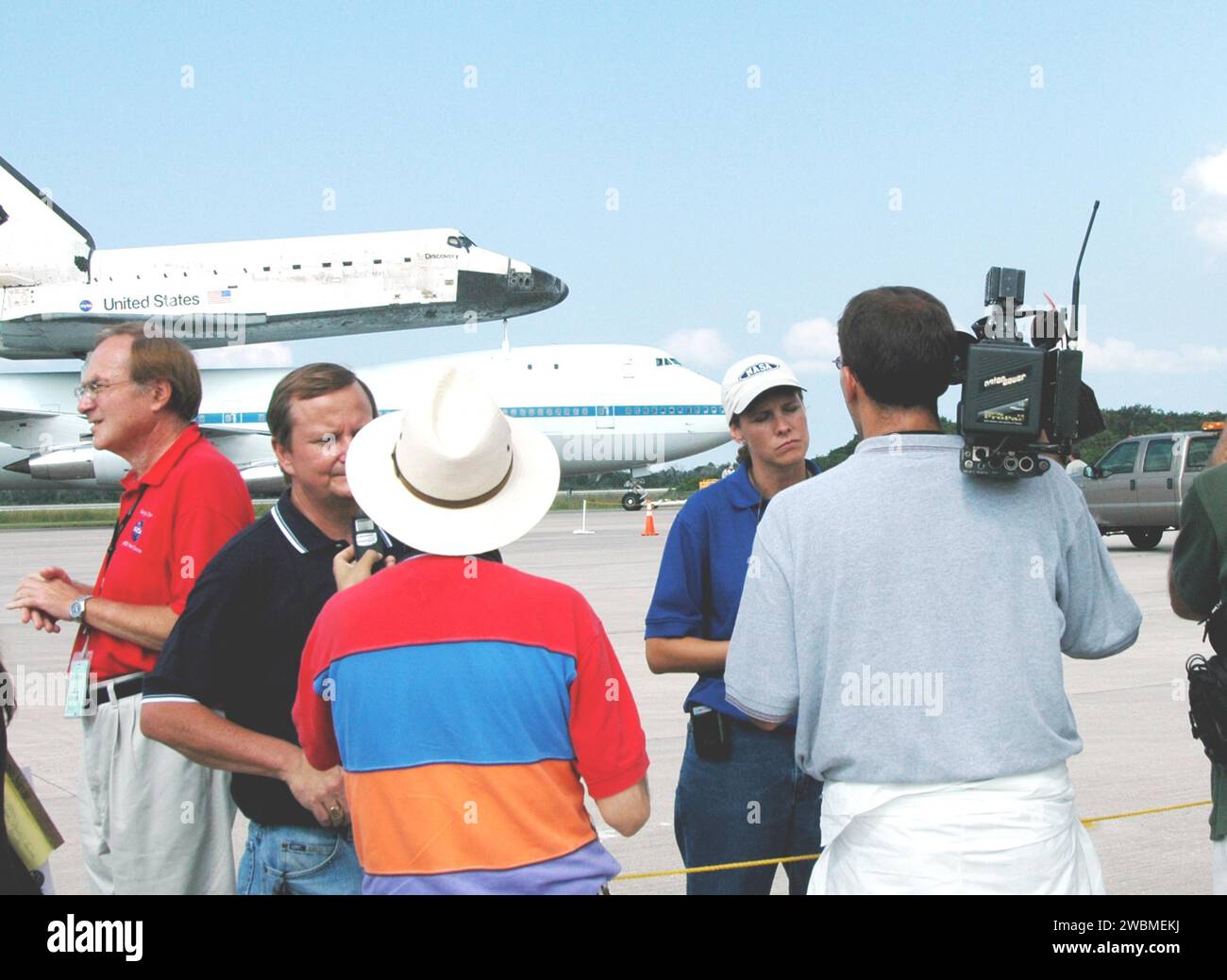 KENNEDY SPACE CENTER, FLA. - Mike Leinbach (facing camera left ...