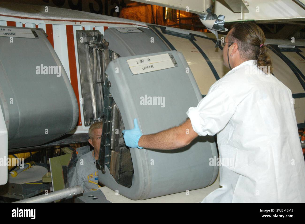 KENNEDY SPACE CENTER, FLA. - Matt Scott, with United Space Alliance ...