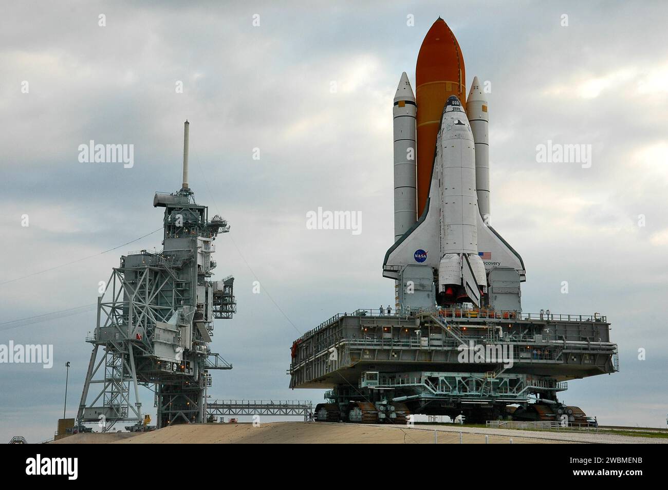 KENNEDY SPACE CENTER, FLA. - Space Shuttle Discovery, resting on the ...