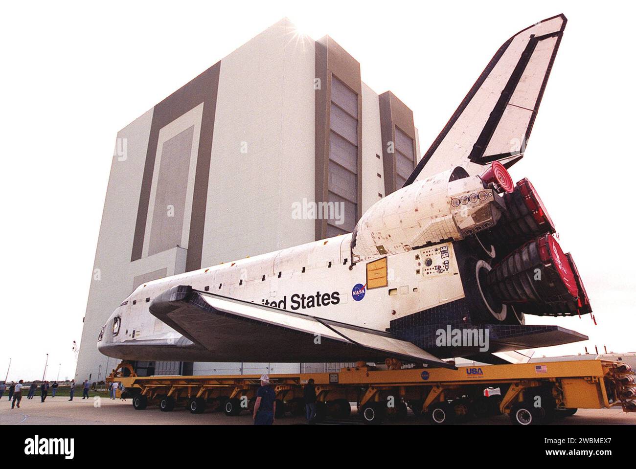 KENNEDY SPACE CENTER, FLA. -- Endeavour rolls toward the Vehicle ...