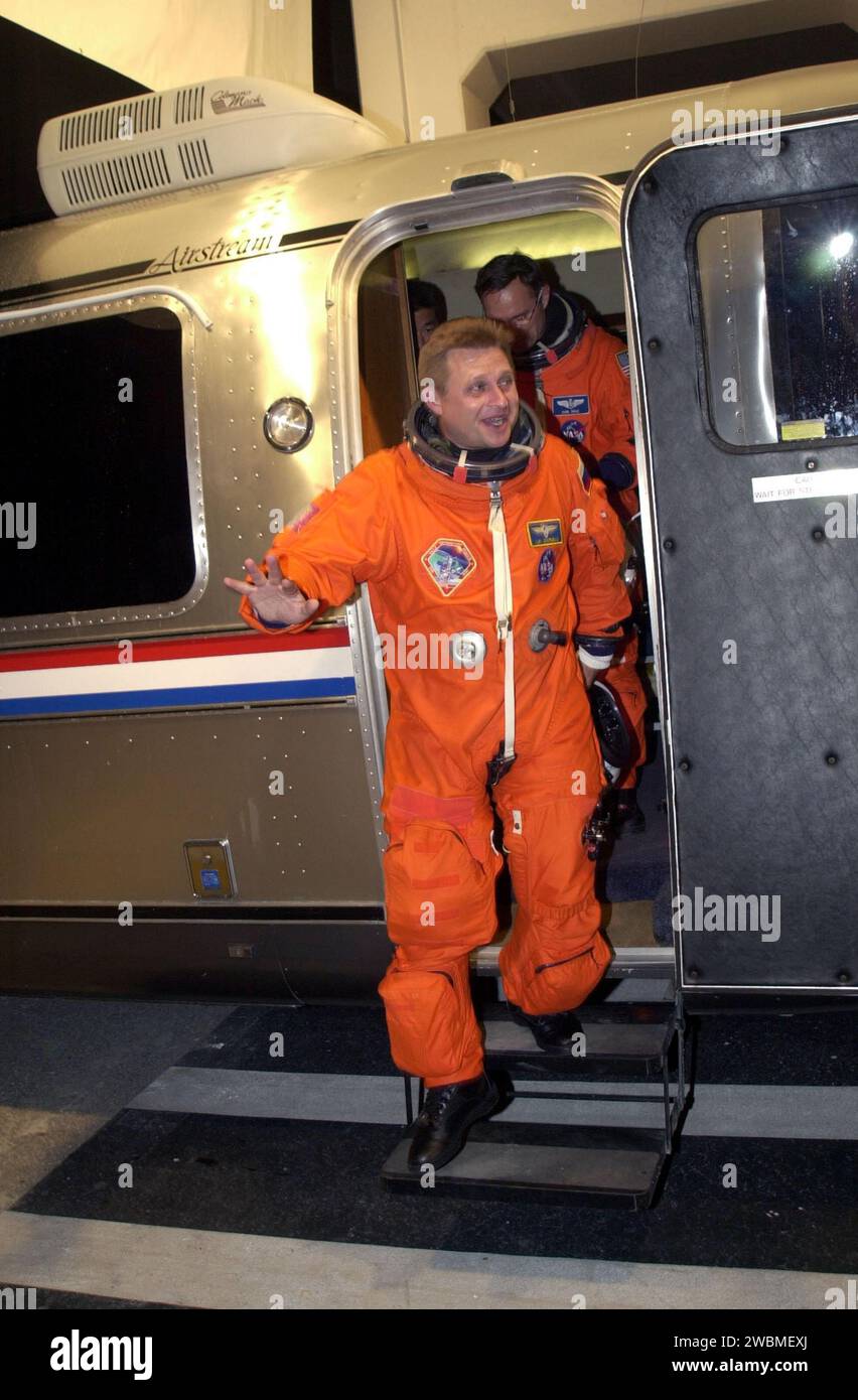 KENNEDY SPACE CENTER, Fla. -- Expedition 4 Commander Yuri Onufrienko ...