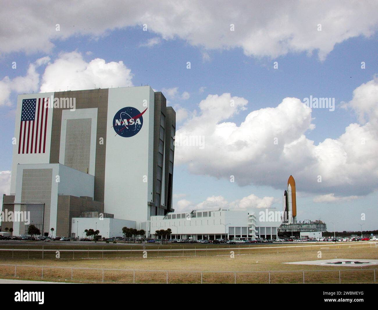 KENNEDY SPACE CENTER, FLA. -- Space Shuttle Atlantis nears the Vehicle ...