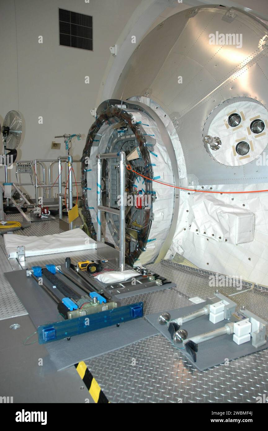 KENNEDY SPACE CENTER, FLA. — In the Space Station Processing Facility ...